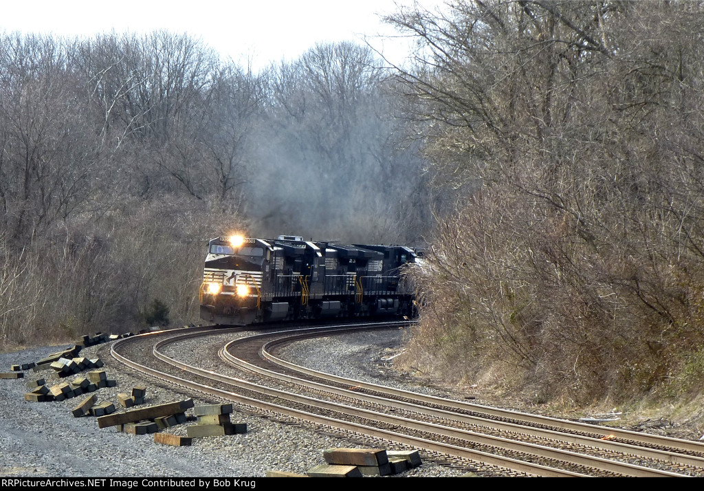 NS 9308 leads an eastbound manifest freight around the sweeping curve at Monocacy, PA
